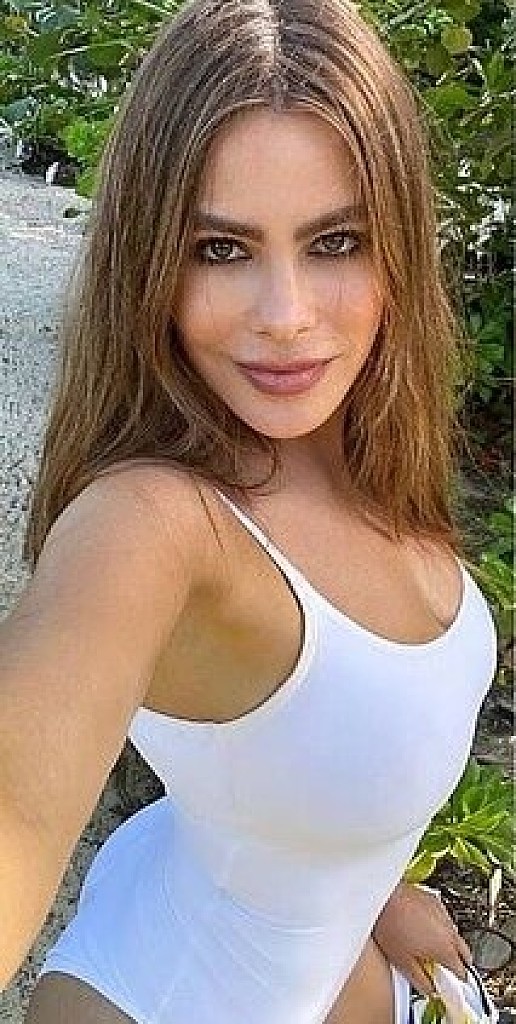 Bikini News Daily - Sofía Vergara flaunts her forever young figure