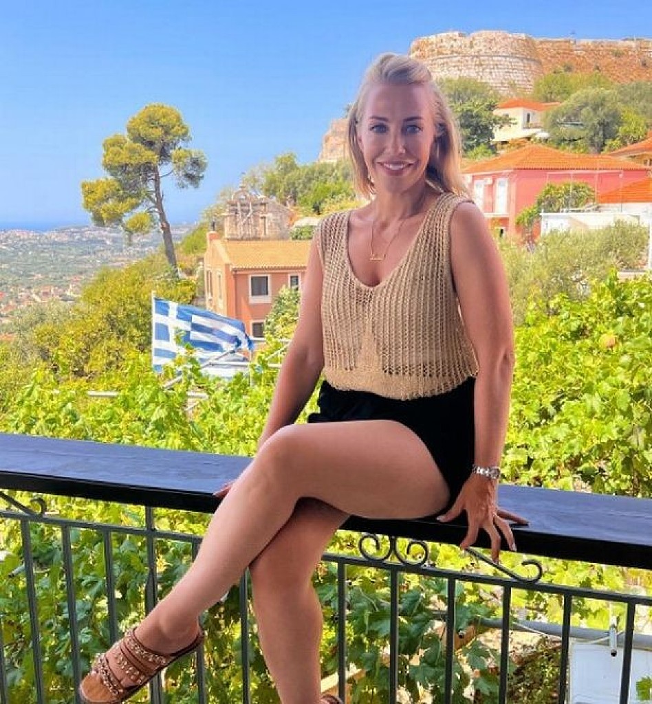 Bikini News Daily A Place In The Sun Laura Hamilton Strips To Lace Lingerie To Shut Down Boob