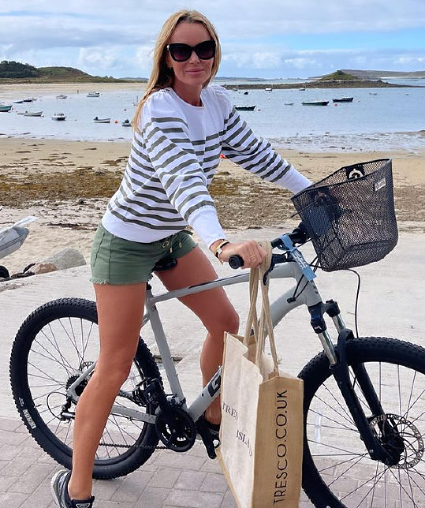 Bikini News Daily Amanda Holden Looks Ageless